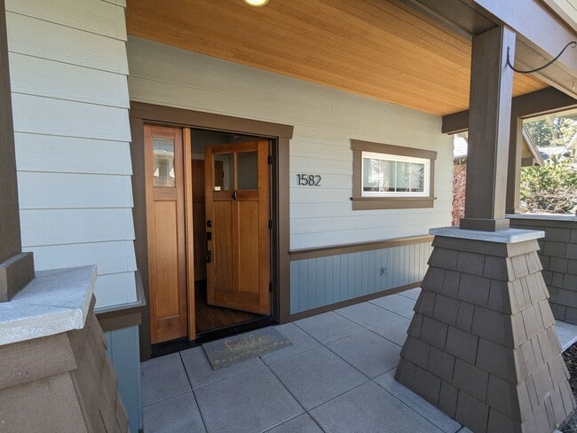 Gorgeous 3x2 in NW Bend w/ a double-car ga... - House Rental in Bend ...