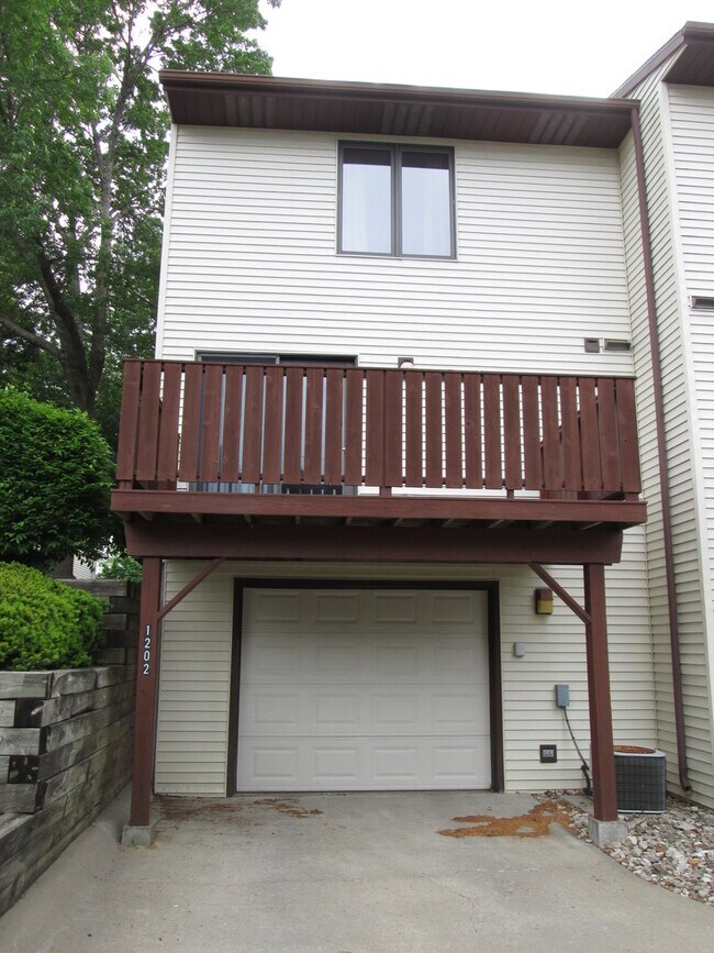 2-bedroom, 1.5-bath, tri-level condo on Io... - House Rental in Iowa ...