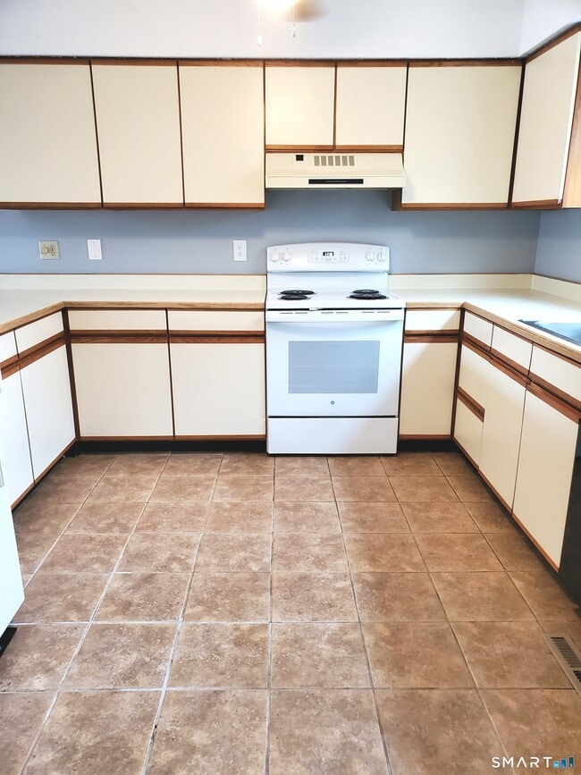 137 Knowles Ave Unit 137 Off-Campus Housing, Middletown, CT