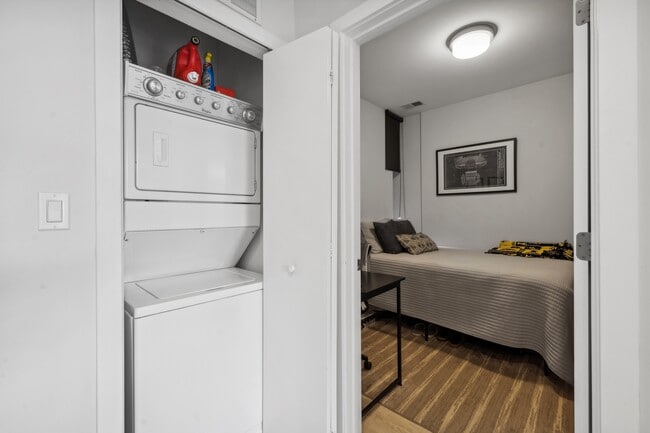 713 N Milwaukee Ave Off-Campus Housing, Chicago, IL