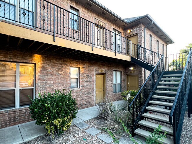 Spacious 2-Story Condo with Pool: Your Ide... - House Rental in Norman ...
