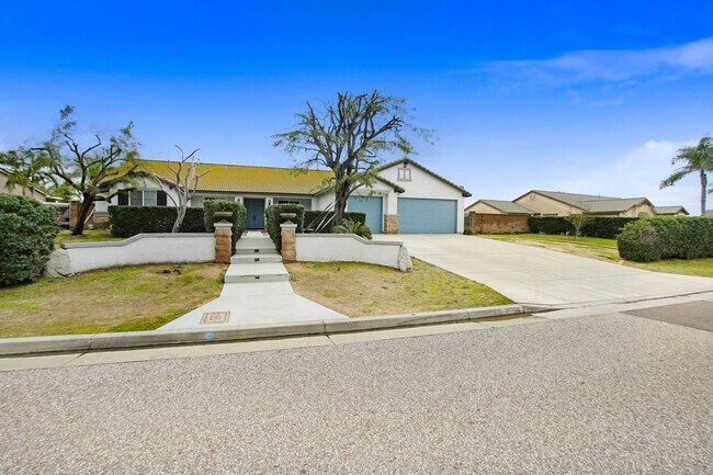 Your Perfect Riverside Single-Story Estate... - House Rental in ...