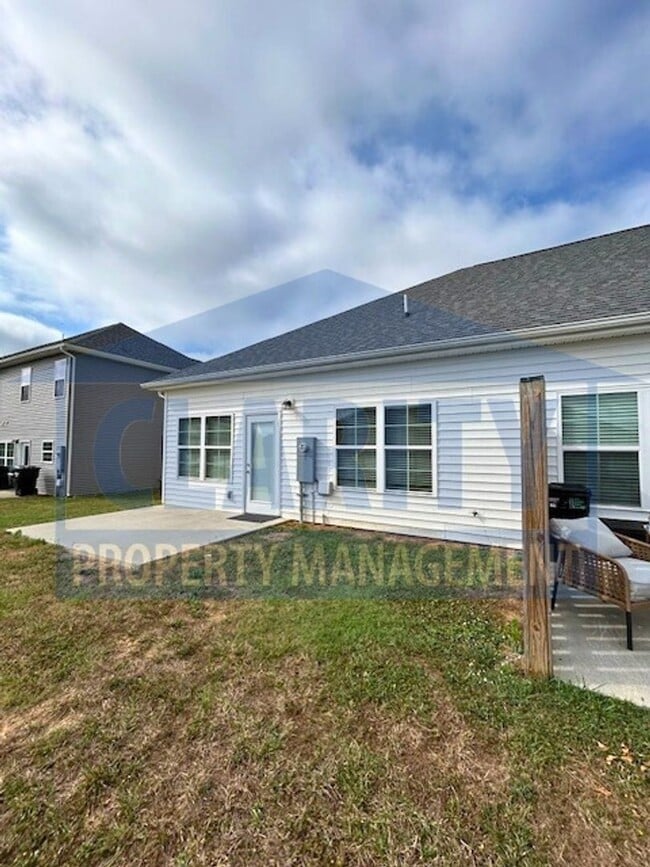 Single level, two bedroom townhome! - Casas en alquiler - Cleveland, TN ...