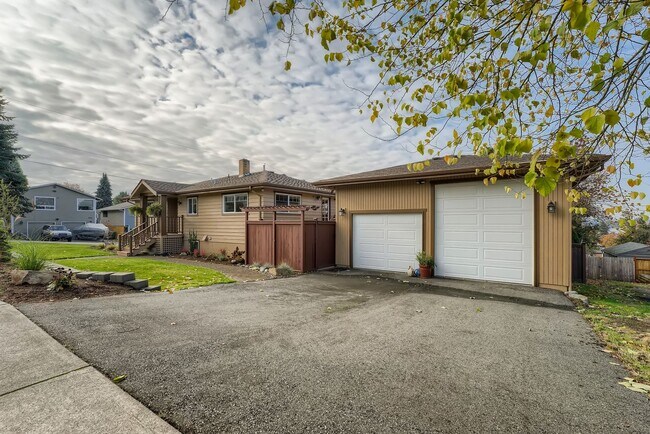 Lower Kennydale, Minutes from I-405, Micro... - House Rental in Renton ...