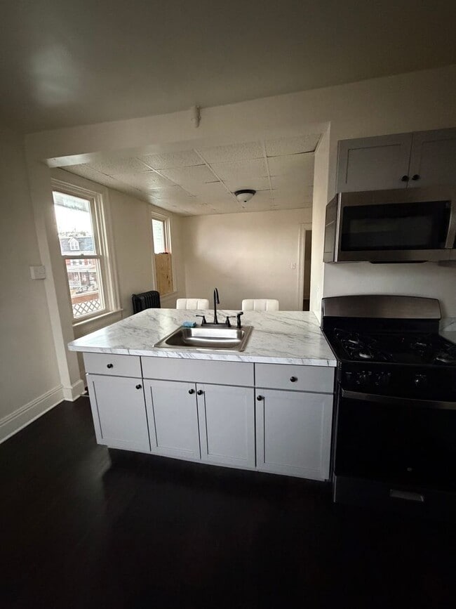 758 W King St Unit 2nd Floor Off-Campus Housing, York, PA