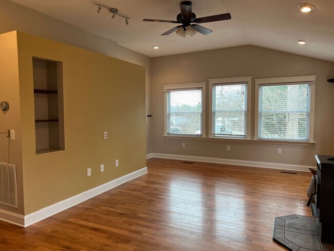 Arden Cottage near the airport and shopping - House Rental in Arden, NC ...