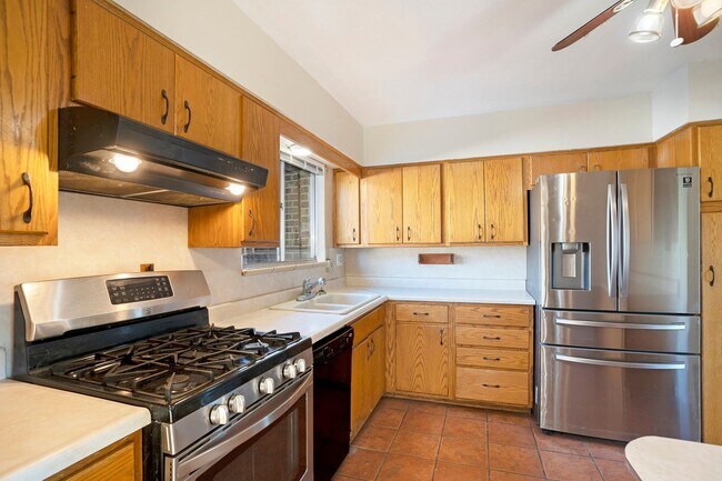 4bed! Spacious Brick Tri-Level with Mounta... - House Rental in ...
