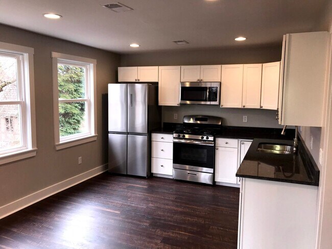 FABULOUSLY UPDATED 3 BEDROOM / 2 BATH APT ... - House Rental in ...