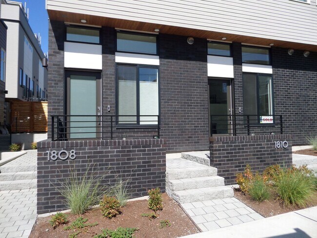 Newer & STUNNING Two Bedroom + Den Condo w... - House Rental in Seattle ...