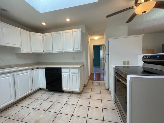 2Bd/1Ba + Bonus Room House ~ Powellhurst-G... - House Rental in ...