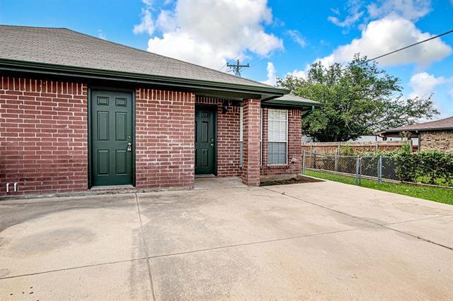 2549 E Renfro St - Townhome Rental in Burleson TX | ForRent.com