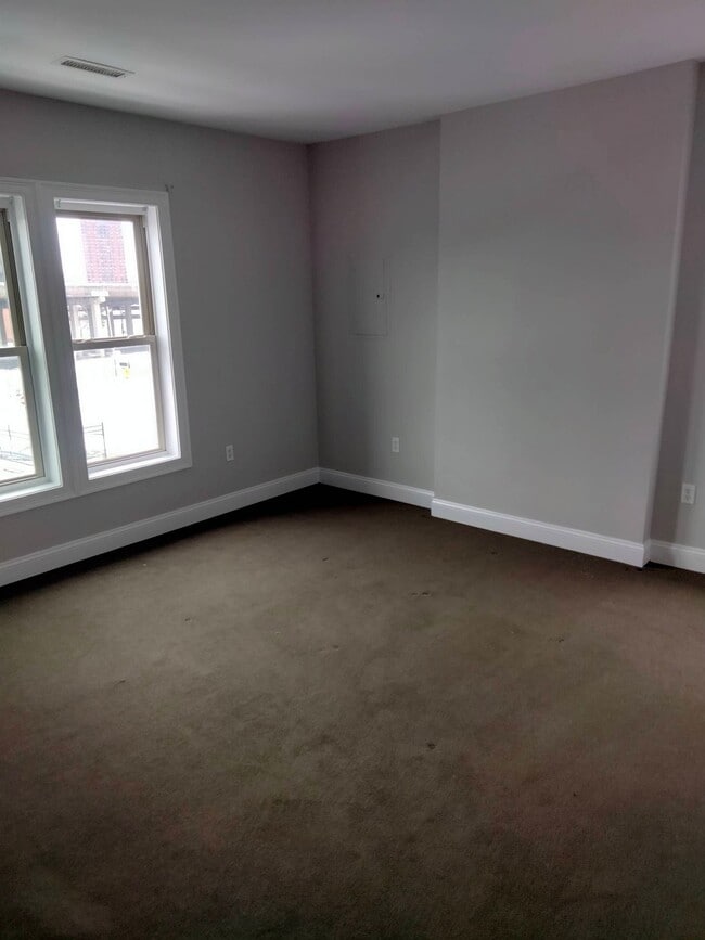 10-12 Hawthorn St Unit 3 Off-Campus Housing, Hartford, CT