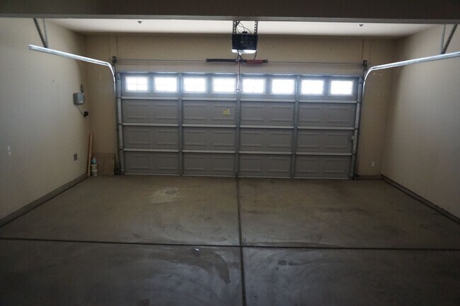 Stunning Home in Gated Community! Rental - House Rental in Bakersfield ...