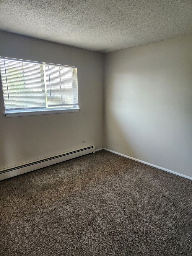 942 Dayton Dr Apartments Unit 4 - Galesburg, IL | ForRent.com