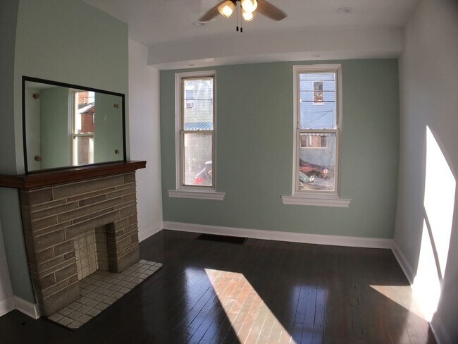 SPACIOUS AND BEAUTIFUL END UNIT WITH PATIO... House - House Rental in ...