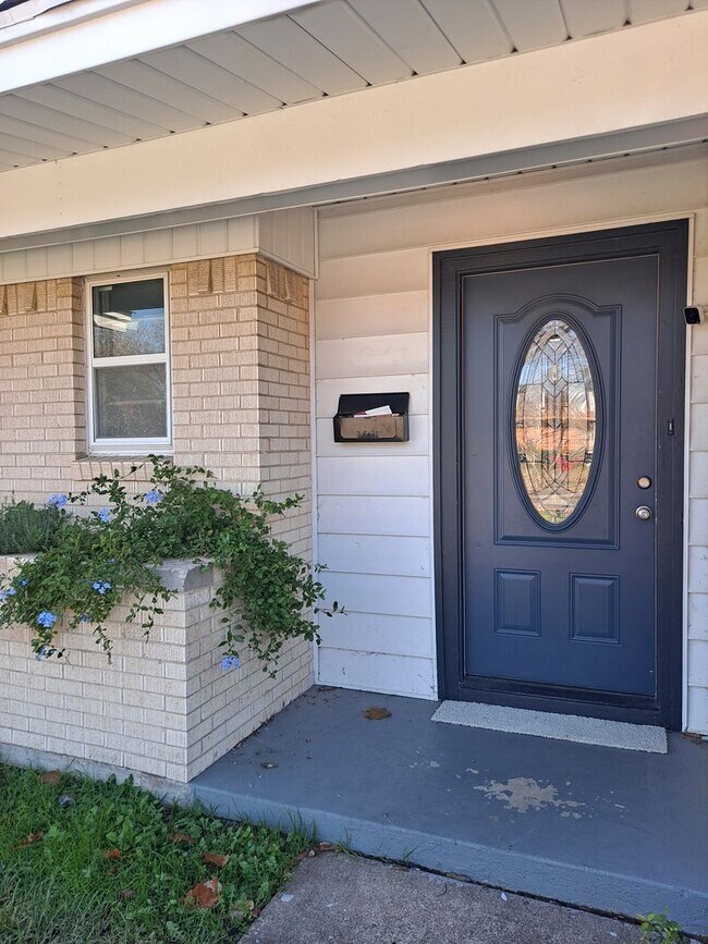 Beautiful 4/2 in Casa View - Ready for Mov... - House Rental in Dallas ...