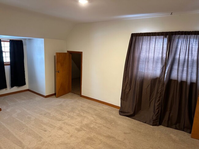 517 Blue Earth St Unit Side Door Off-Campus Housing, Mankato, MN