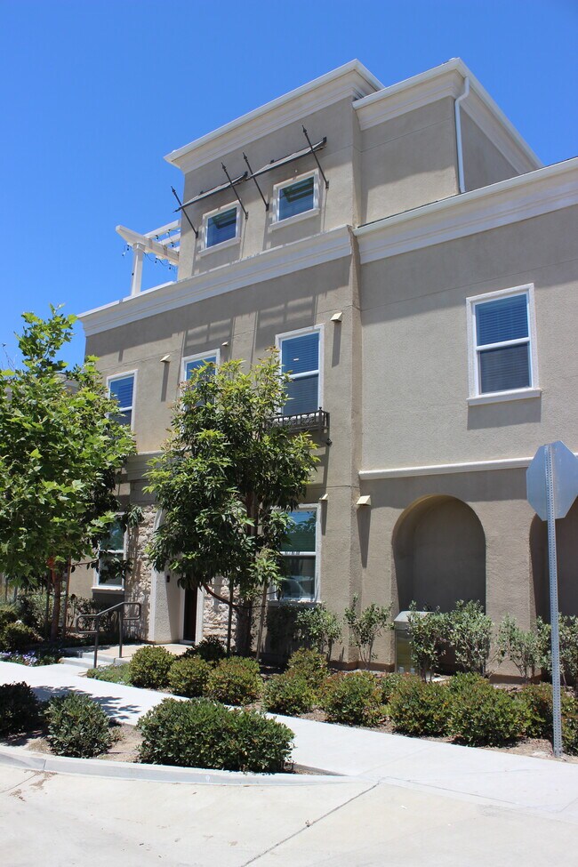 647 Winchester Dr Unit Beautiful Townhome - Condo for Rent in Oxnard ...