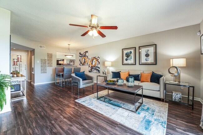 The Madison on The Lake Apartments For Rent in Houston, TX | ForRent.com