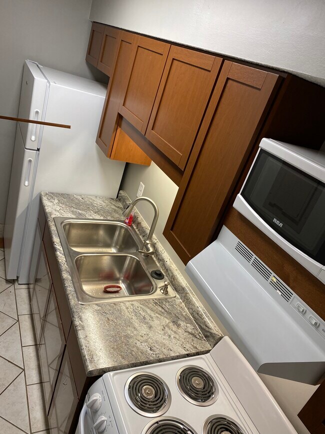 919 Massachusetts St Apartments Unit C - Lawrence, KS | ForRent.com