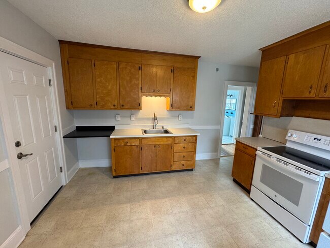 34 Nesbit Ave Unit 3 Off-Campus Housing, West Hartford, CT