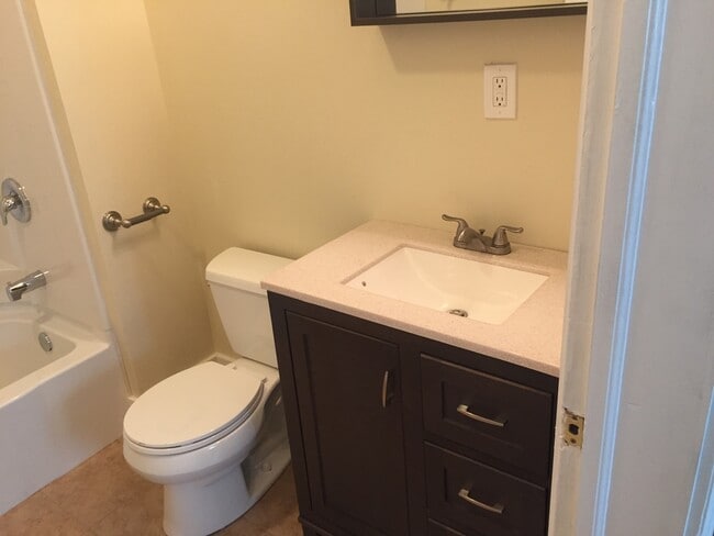 2564 N Humboldt Blvd Unit Lower Off-Campus Housing, Milwaukee, WI