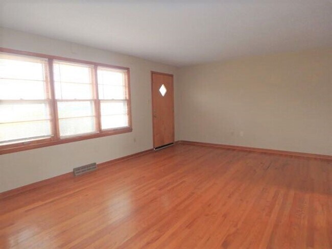 Great 3 Bedroom House In A Quiet South Col... - House Rental in ...