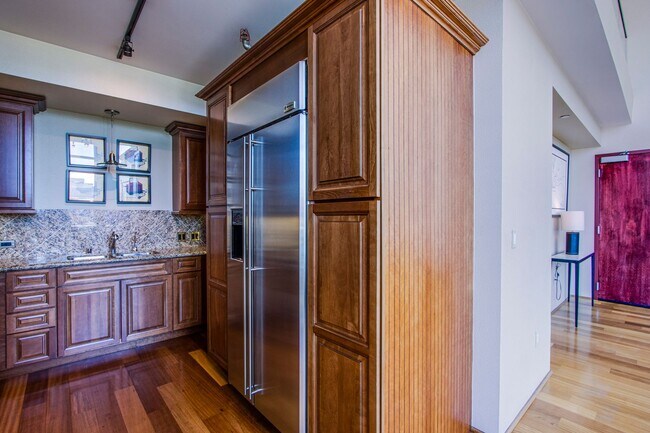 Absolutely stunning high rise loft at Metr... Unit 1008 - Condo for ...