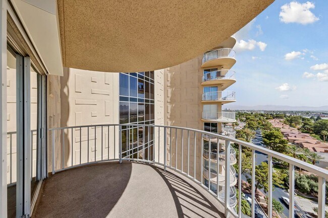 STUNNING HIGH-RISE CONDO ON THE 14TH FLOOR... - House Rental in Las ...