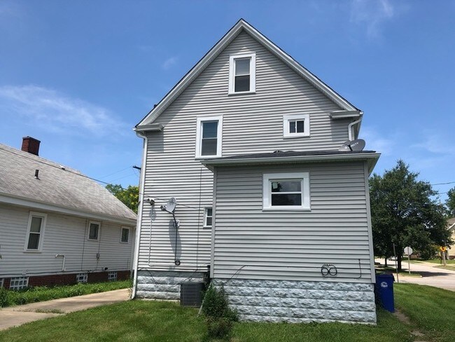 First floor updated one bedroom Apartment For Rent in Cleveland, OH ...