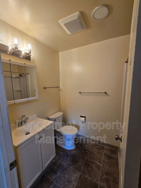 915 SW Adams Ave Condo Unit 4 Off-Campus Housing, Corvallis, OR