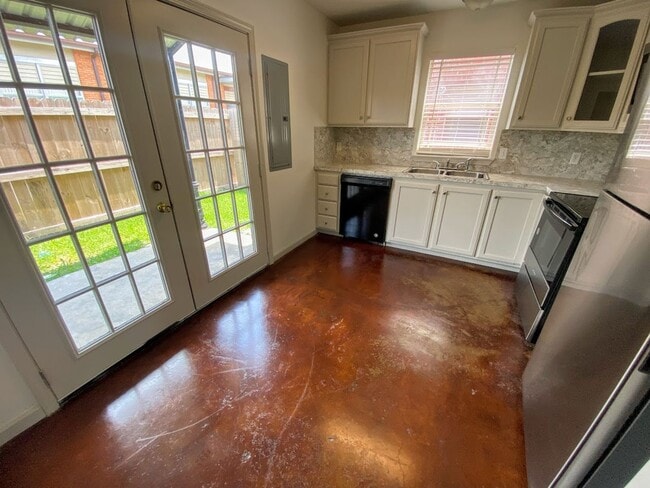 2-Bed, 2.5-Bath Townhouse with Move-In Special – Walk to McNeese State ...