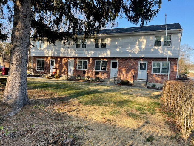 18 Mallane Ln Apartment Unit 2 - Naugatuck, CT | ForRent.com