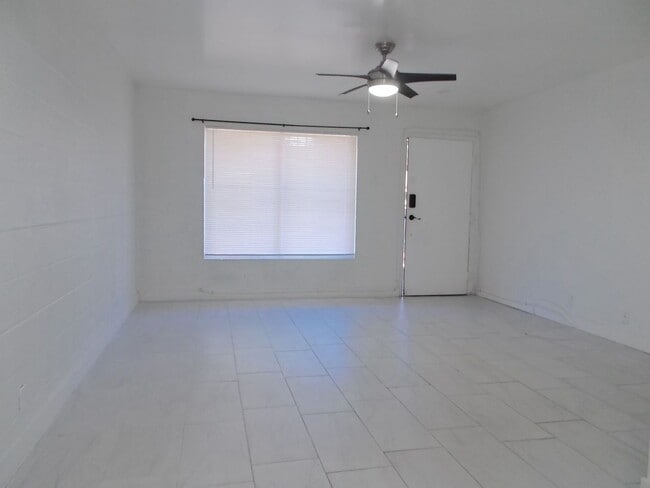 Cozy 1-Bed Condo in Las Vegas in Convenient Location Unit 5 Off-Campus ...