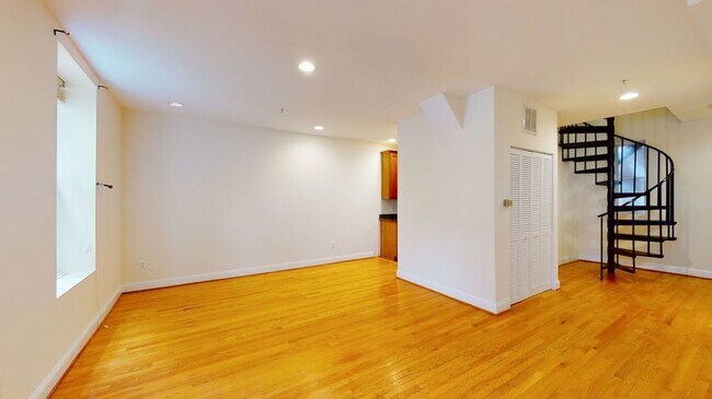 Bright Two Bedroom w/Den + Rooftop Deck House - House Rental in ...
