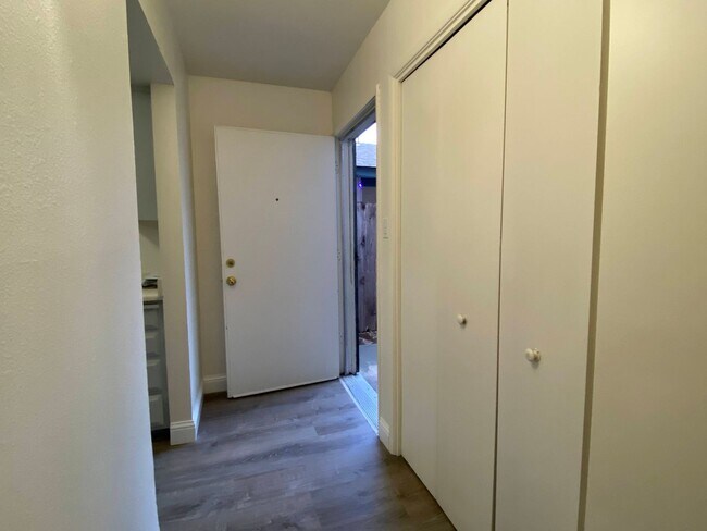 Updated Two Bed, One Bath Halfplex in Linc... - House Rental in ...