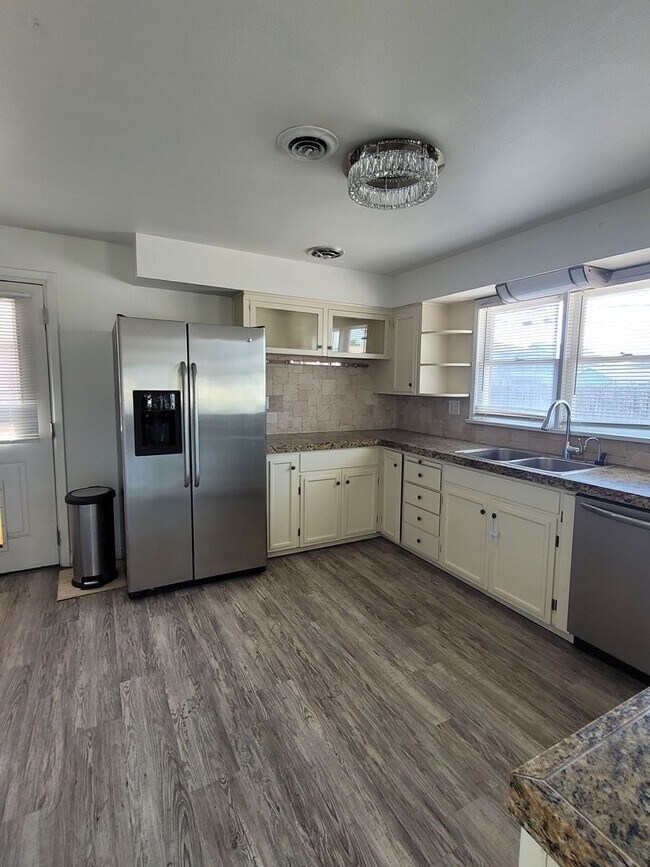 Large Home Close to Schools & Pet Friendly - House Rental in Moses Lake ...