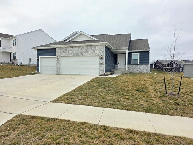 1724 Southbridge Dr Off-Campus Housing, Adel, IA
