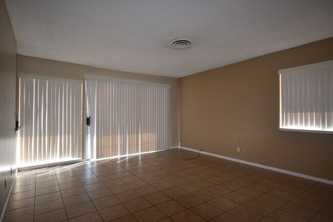 Cozy single story condo close to the commu... - House Rental in Las ...