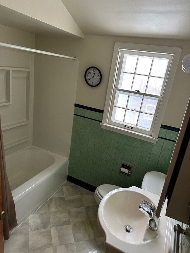 517 Blue Earth St Unit Side Door Off-Campus Housing, Mankato, MN