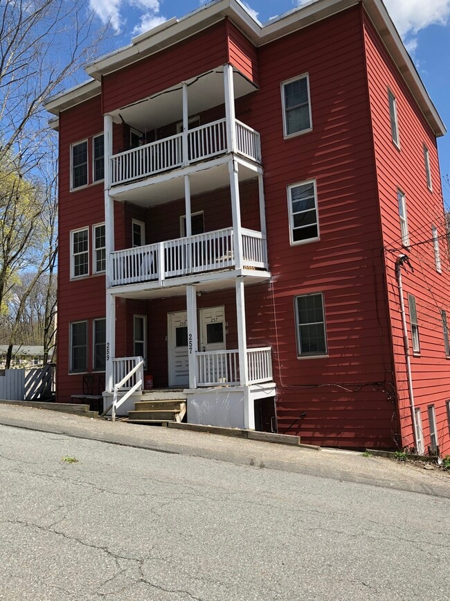 259 High St Unit 1 Off-Campus Housing, Fitchburg, MA