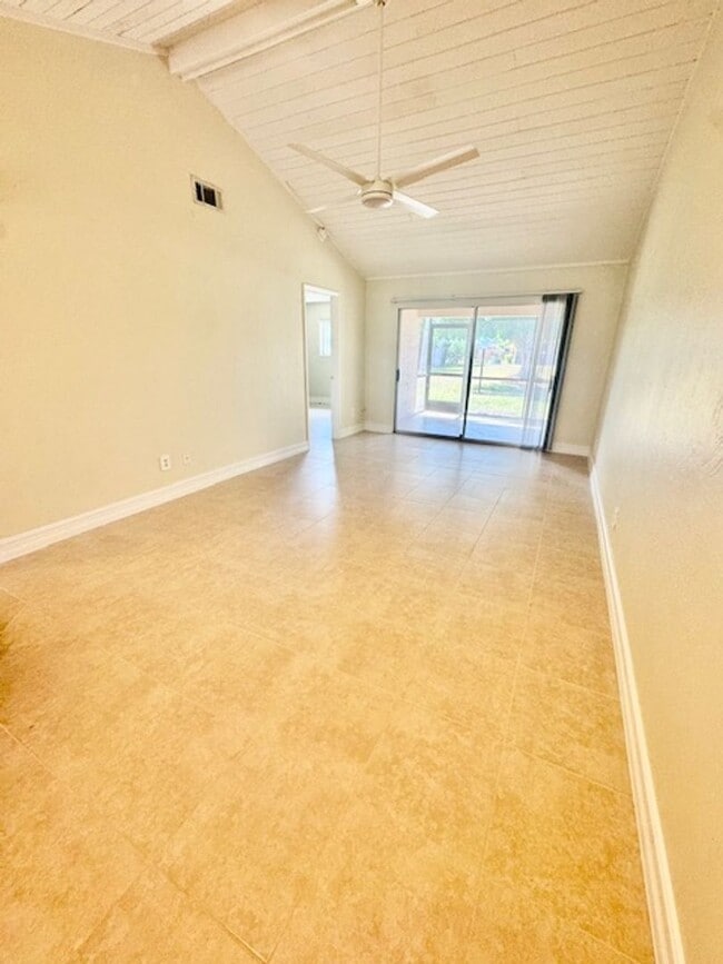 2 bedroom 2 bathroom unfurnished annual Off-Campus Housing, Fort Myers, FL
