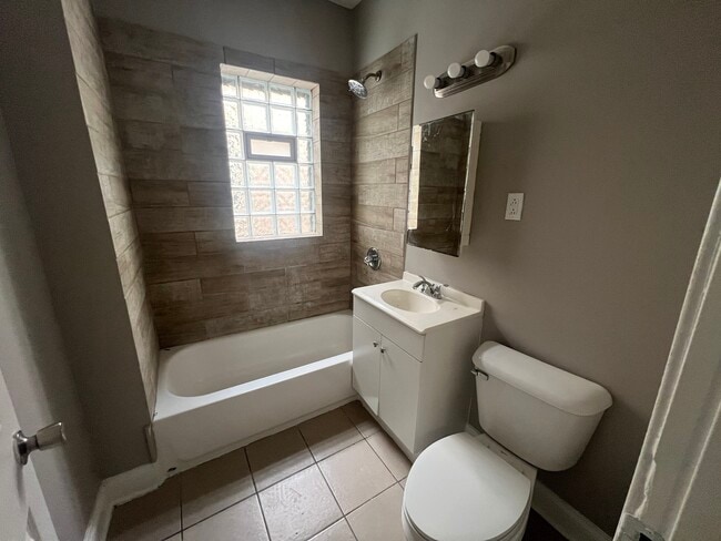 8123 S Maryland Ave Off-Campus Housing, Chicago, IL