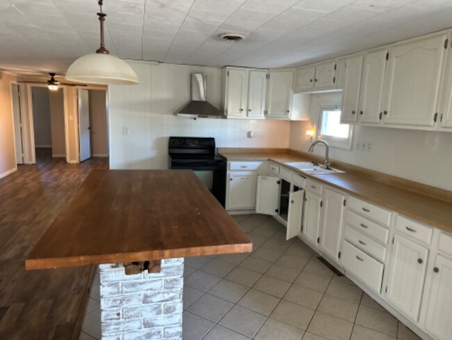 2745 Adamsville Rd Rental - House Rental in Zanesville, OH | ForRent.com