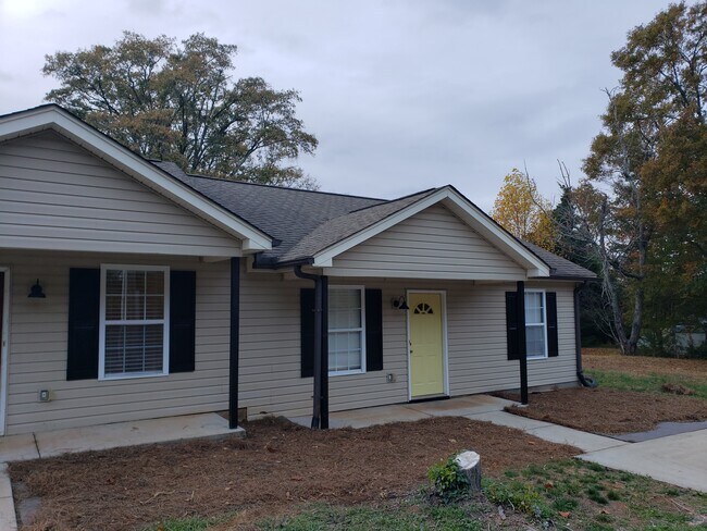 1074 River Rd - Townhome Rental in Greer SC | ForRent.com