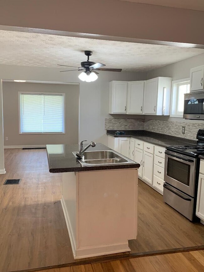 Spacious 3 Bedroom 2 Bath Home with 4-Car ... - House Rental in ...