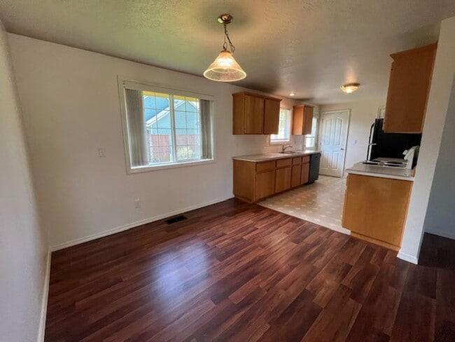 2Bd/2Ba Single story duplex McMinnville - House Rental in McMinnville ...