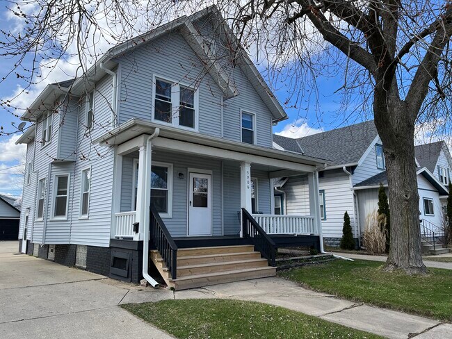 3906 Sheridan Rd Unit Upper - Kenosha, WI | ForRent.com