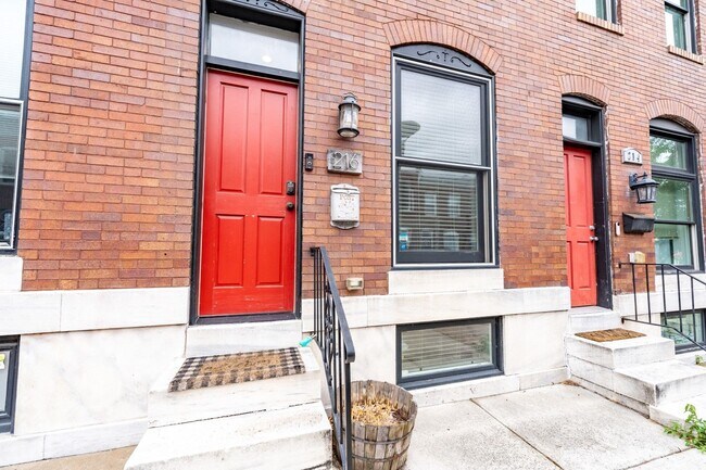 Polished 3 Bedroom/3 Bathroom Rowhouse wit... - House Rental in ...
