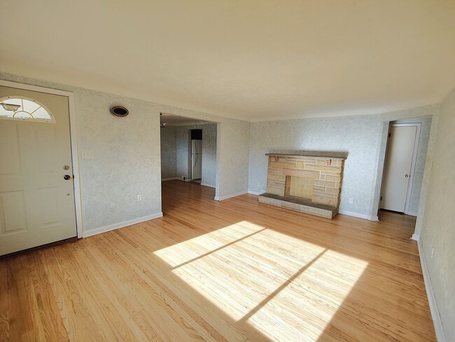 *Well-Maintained & Spacious 3BD/1.5BA Single Family Home Available in ...